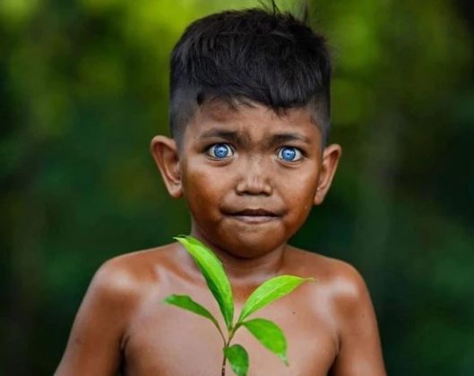 Obscure Indonesian Tribe Has People With the Most Mesmerizing Bright ...