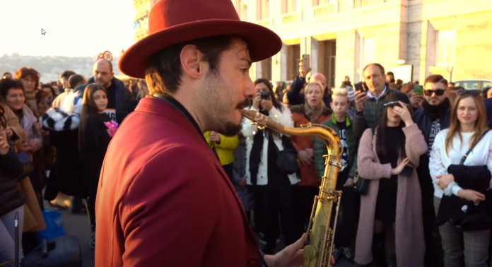 Daniele Vitale Perfectly Connects with the Audience While Playing ...