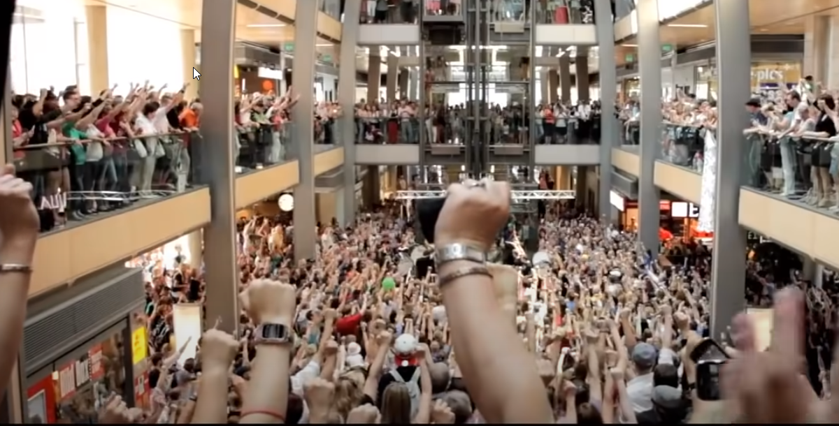 Mall Flash Mob Sings A Spectacular Mashup of Queen’s And Michael ...
